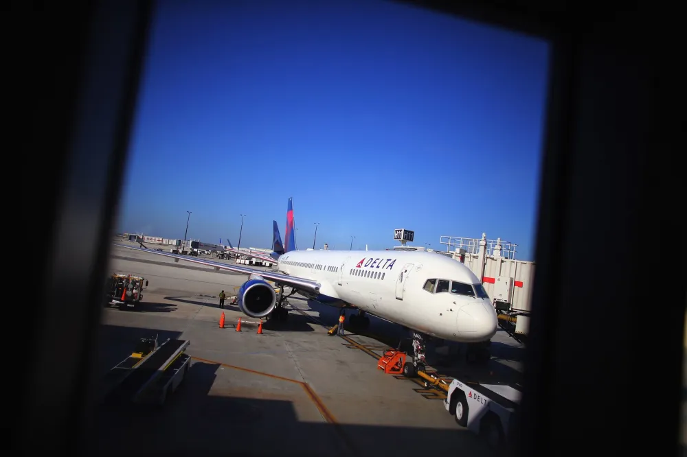 Delta Passengers Restrain Dangerous Passenger Threatening to ‘Take the ...