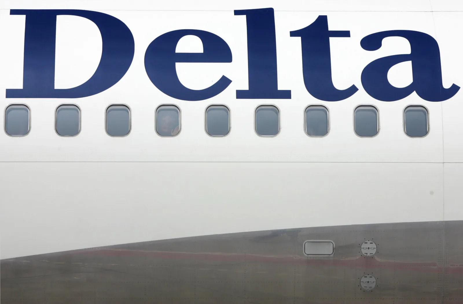Delta Passengers Restrain Dangerous Passenger Threatening to ‘Take the ...