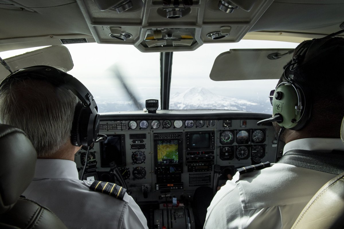 Pilot Passes Out, Flies Plane Unconscious for 40 Minutes After Skipping ...
