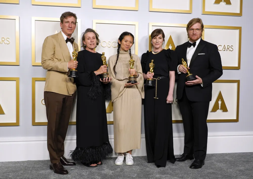 Chloé Zhao and ‘Nomadland’ Oscars Censorship Sparks Anger, Disbelief in ...