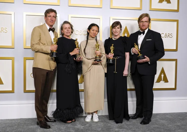 Chloé Zhao and ‘Nomadland’ Oscars Censorship Sparks Anger, Disbelief in ...