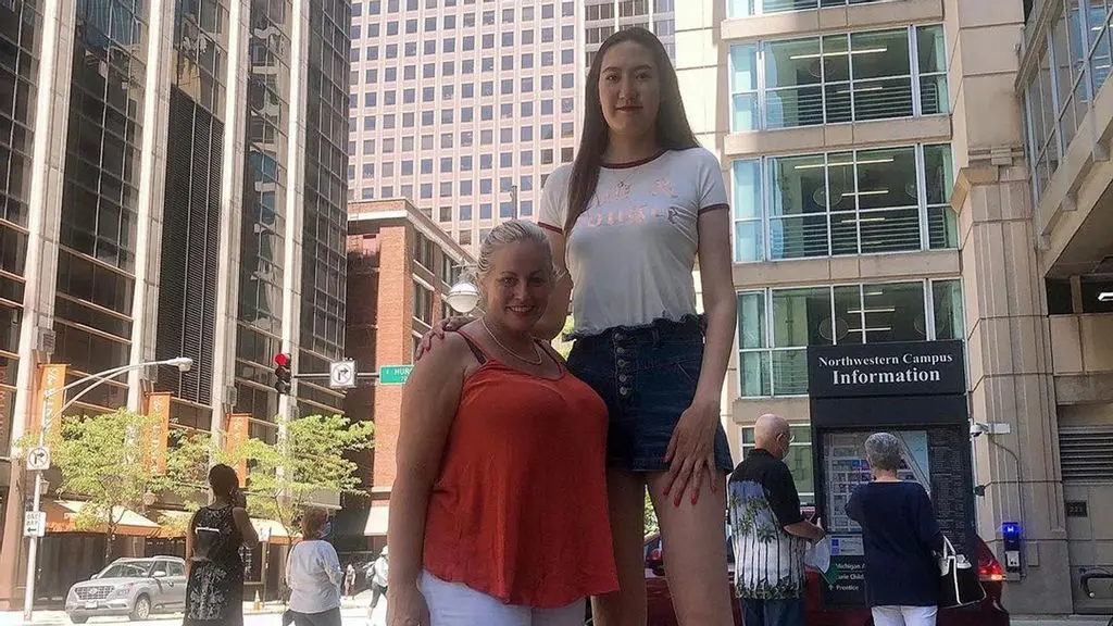 Meet the World’s Tallest Fashion Model, Whose Legs are Taller Than an ...