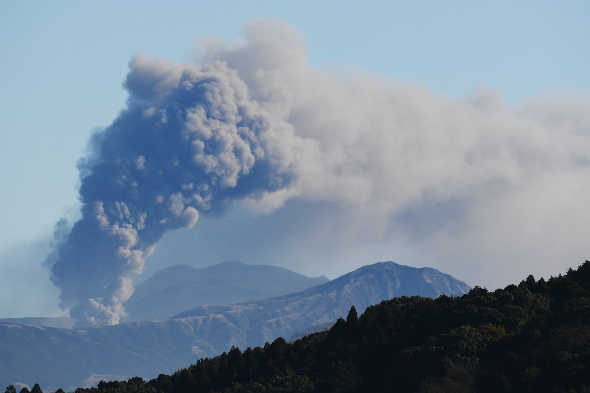 Mount Aso Live Camera Footage Shows Japanese Volcano Erupting, Shooting ...