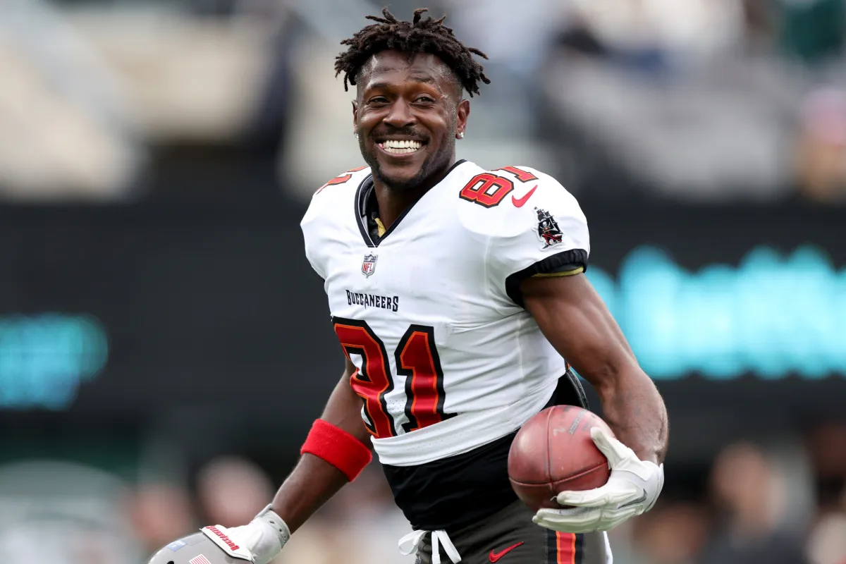 Antonio Brown Quits Buccaneers Team Mid-Game, Removes Pads and Walks ...