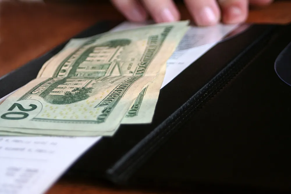 Man’s Viral Video Leaving Waiter a 200 Percent Tip Divides Commenters ...