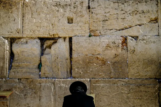 Group Wearing Ukrainian Flag Reportedly Pray At Western Wall in Viral ...
