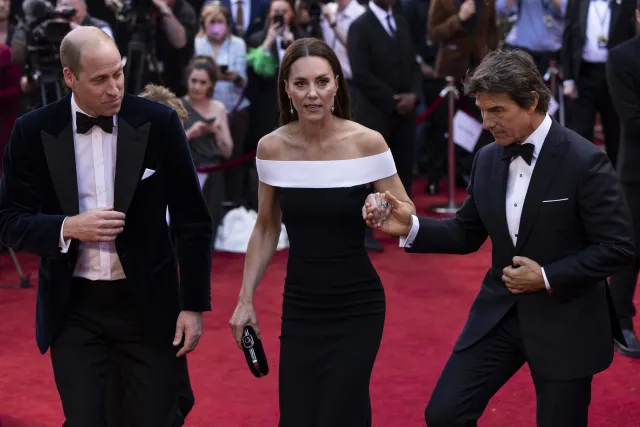 Kate Middleton’s Reaction to Tom Cruise Hand Holding Divides Opinion ...
