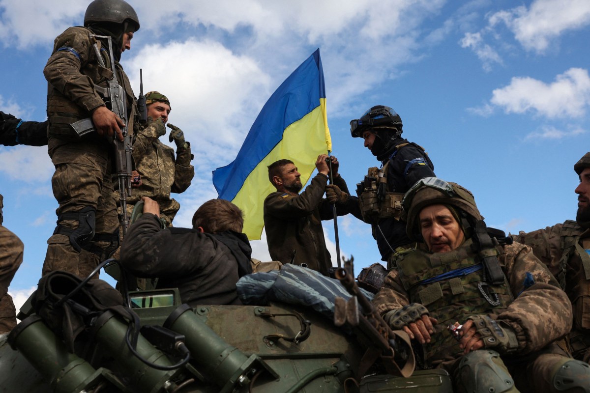 Russia Abandoning Checkpoints in Ukraine as Flags Pulled Down in ...