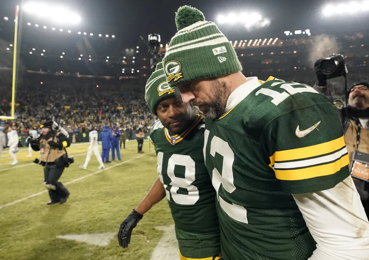 Aaron Rodgers Refusing To Swap Jerseys Prompts Retirement Speculation ...