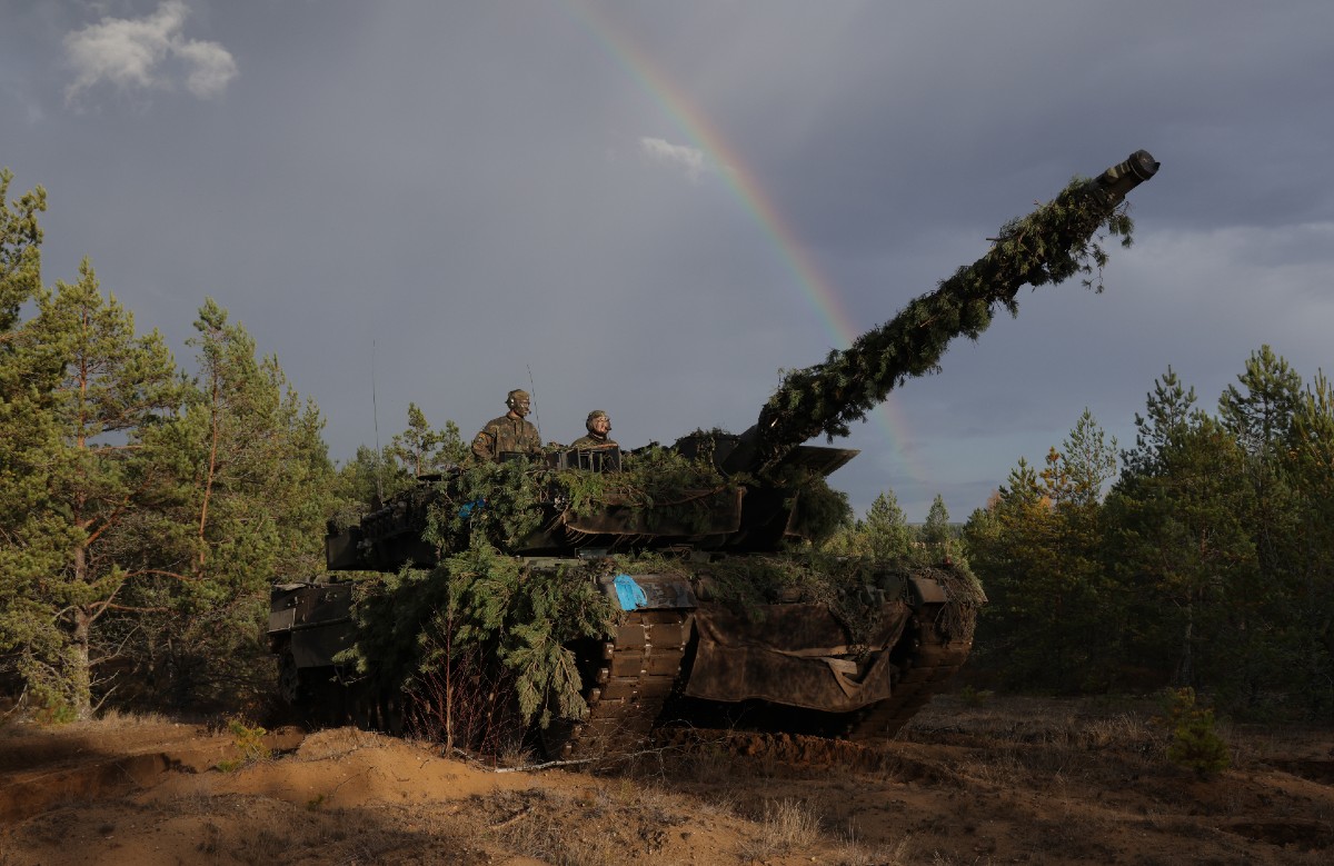 What Are Leopard 2 Tanks? Polish Weapon That Could Go to Ukraine - Newsweek