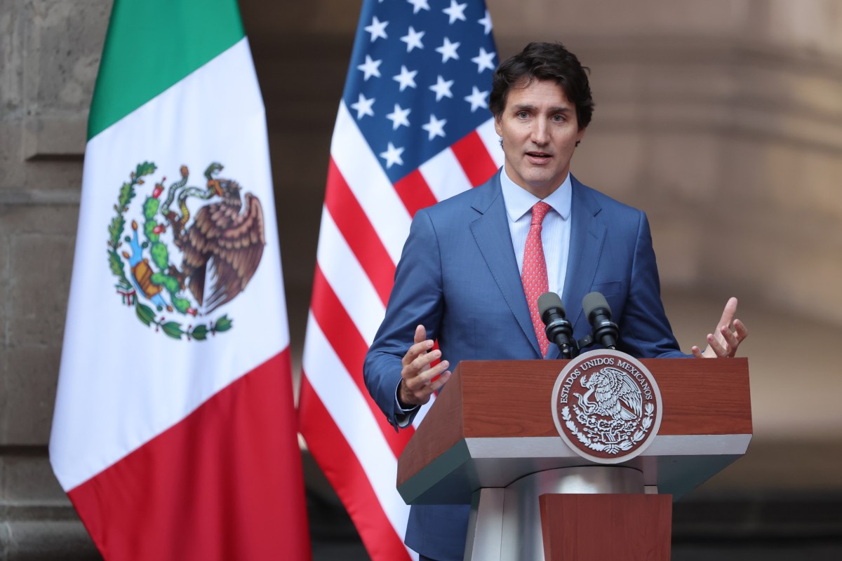 Justin Trudeau Swarmed by Angry Protesters Demanding He Resign, Videos ...