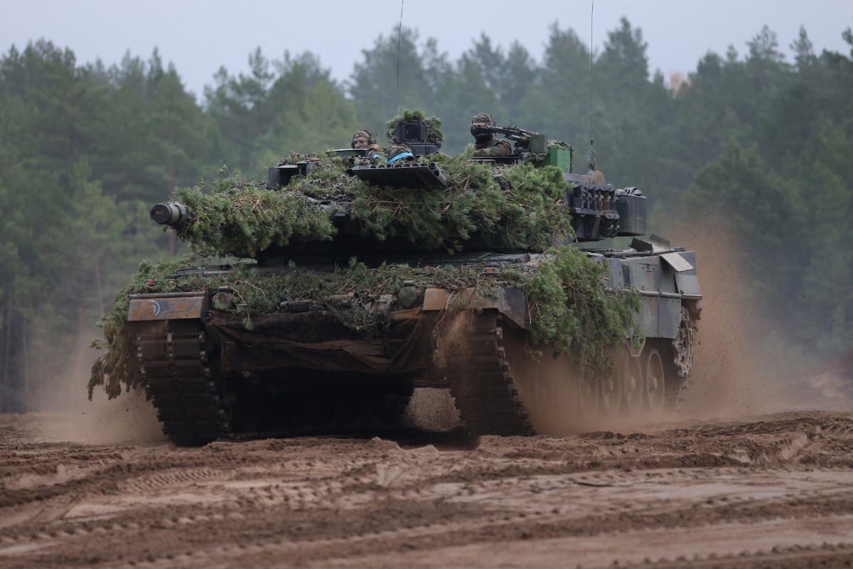 Leopard Tanks Arrive in Poland as Ukraine Prepares to Fight Back - Newsweek