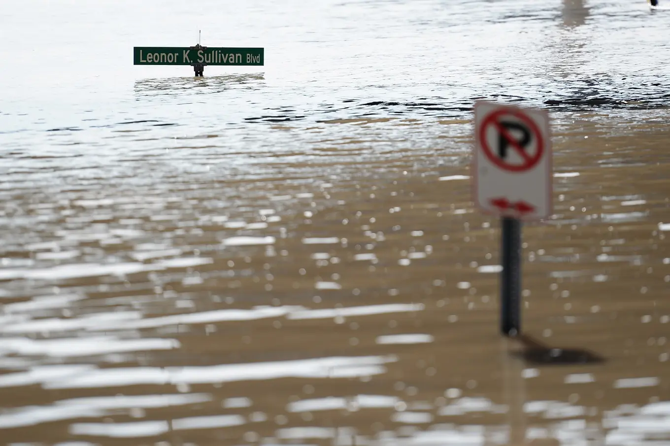 St. Louis Drivers Rescued After Flash Floods Hit City - Newsweek