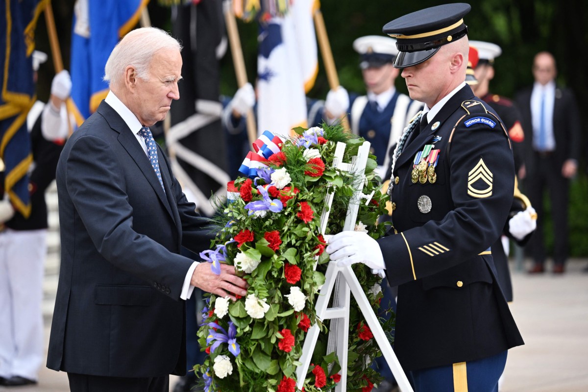 Photos Show Memorial Day Tributes at Arlington National Cemetery - Newsweek