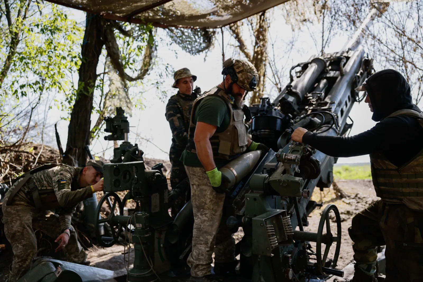 Russia Quietly Gathers 100,000 Soldiers Along Northern Frontline - Newsweek