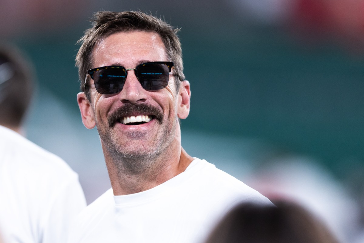 Aaron Rodgers Challenges ‘Mr. Pfizer’ Travis Kelce to Duel With RFK Jr ...