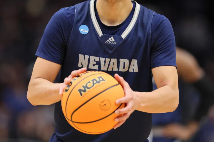 Bat Invasion of College Basketball Game Leaves Commentators Stunned ...