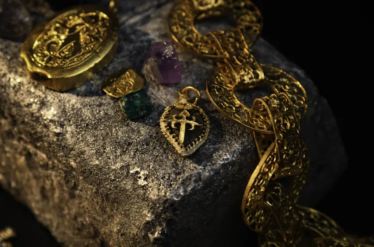 Divers Discover Fresh Riches From Sunken Treasure Ship Thought Picked ...