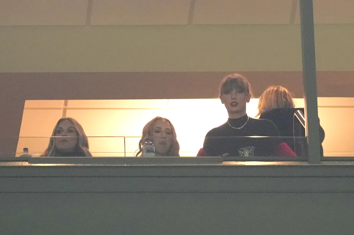 Taylor Swift Acknowledges Fan’s Sign at Chiefs Game: ‘I Was Sobbing ...