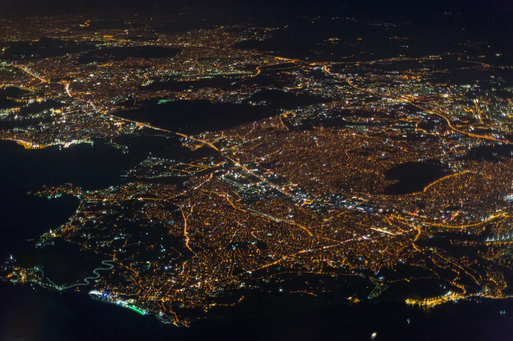 Pilot’s Incredible View Soaring Above Clouds at Night Amazes Internet ...