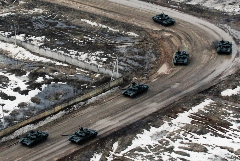 Ukraine Drone Forces Crew to Abandon Russia’s Prized T-90 Tank: Video ...