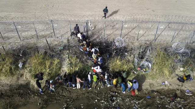 Migrants Overpower Texas National Guard, Tear Down Border Fence - Newsweek