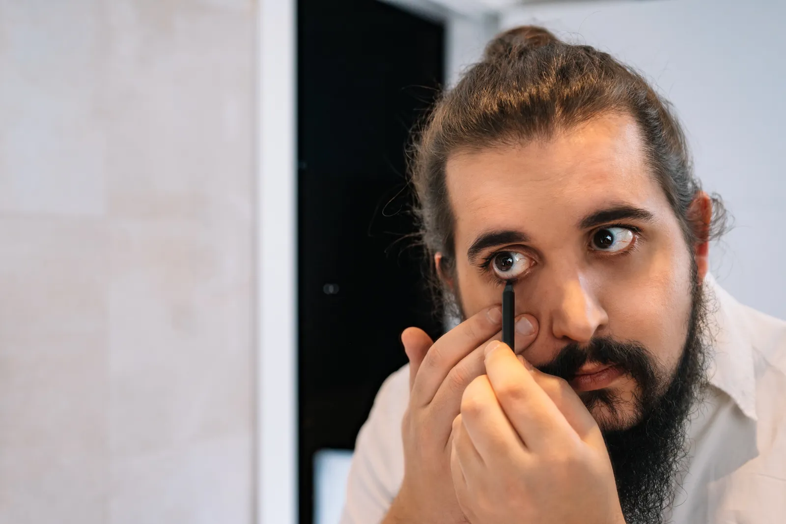 Internet Obsessed With Gen Z Man Bringing Back ‘Guyliner’ - Newsweek