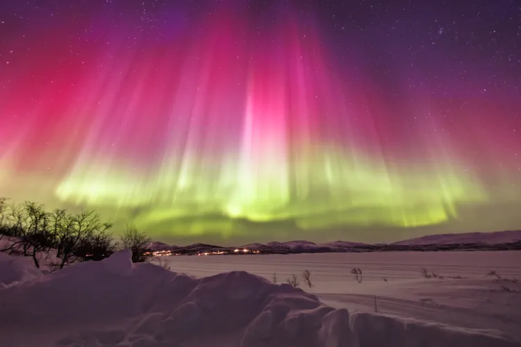 Man Drives Over 600 Miles to Capture ‘Magical’ Rare Red Northern Lights ...
