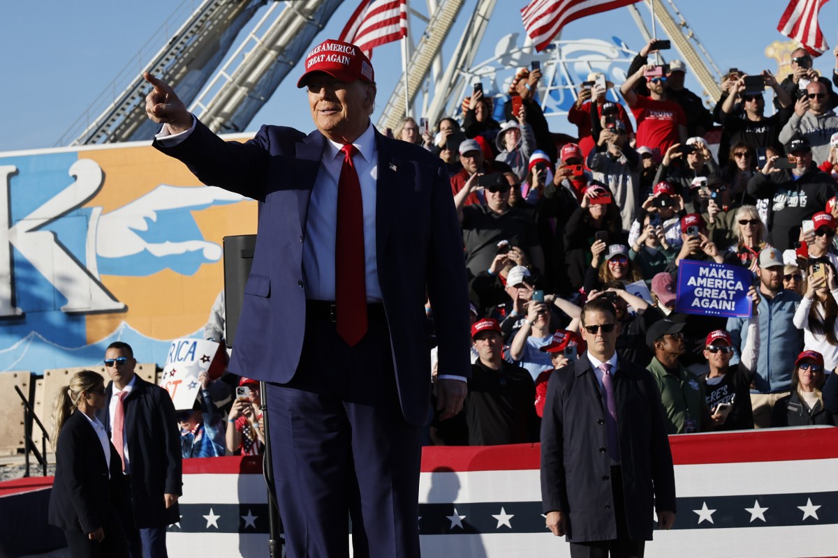 Donald Trump Rally Video Shows Mass ‘Walking Out’ During Speech - Newsweek