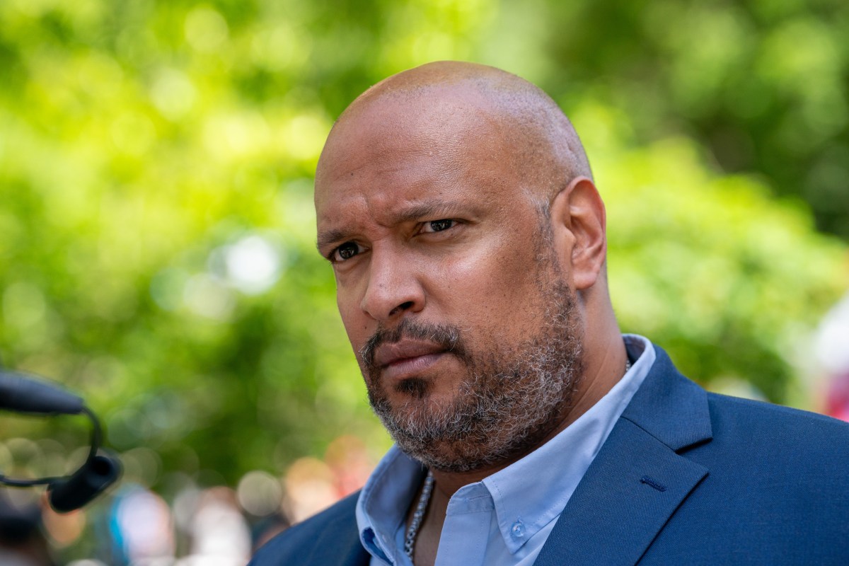 Ex-Capitol Police Officer Launches New Effort to Take Down Donald Trump ...