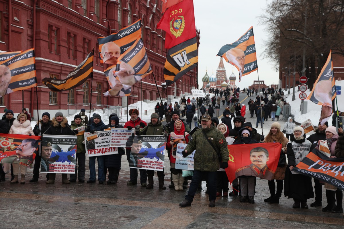 Russia Protest Demands Nuclear Weapons Be Aimed at US Cities - Newsweek