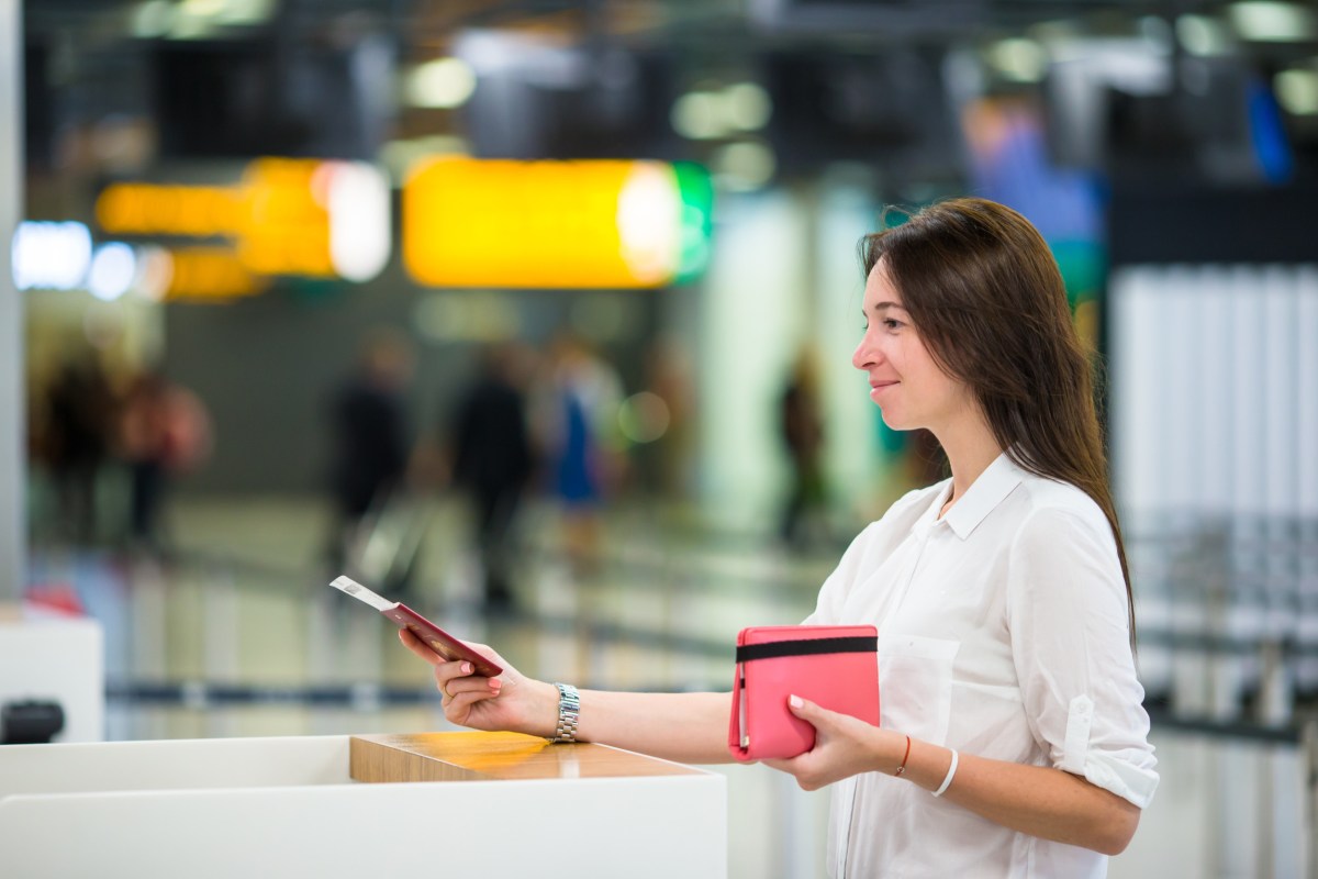 Woman Follows Internet Tip to Save on Plane Ticket—It Doesn’t Go to ...