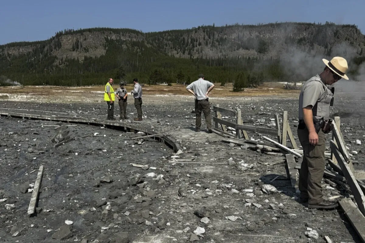 Yellowstone Video Shows Tourists Fleeing as Explosion Rocks Basin ...
