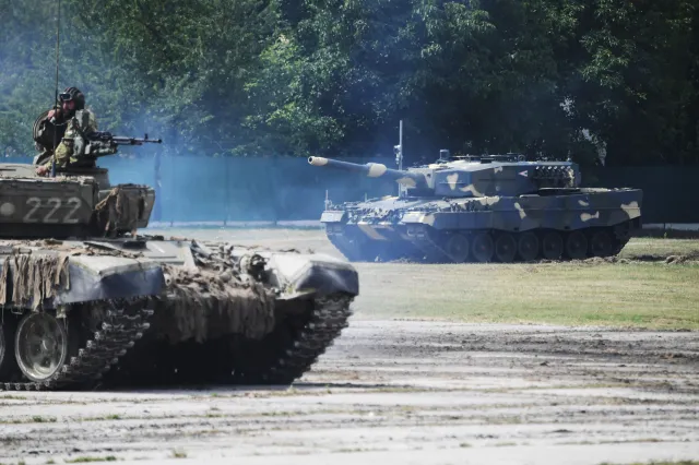 New Leopard Tanks Start Rolling Into Ukraine - Newsweek