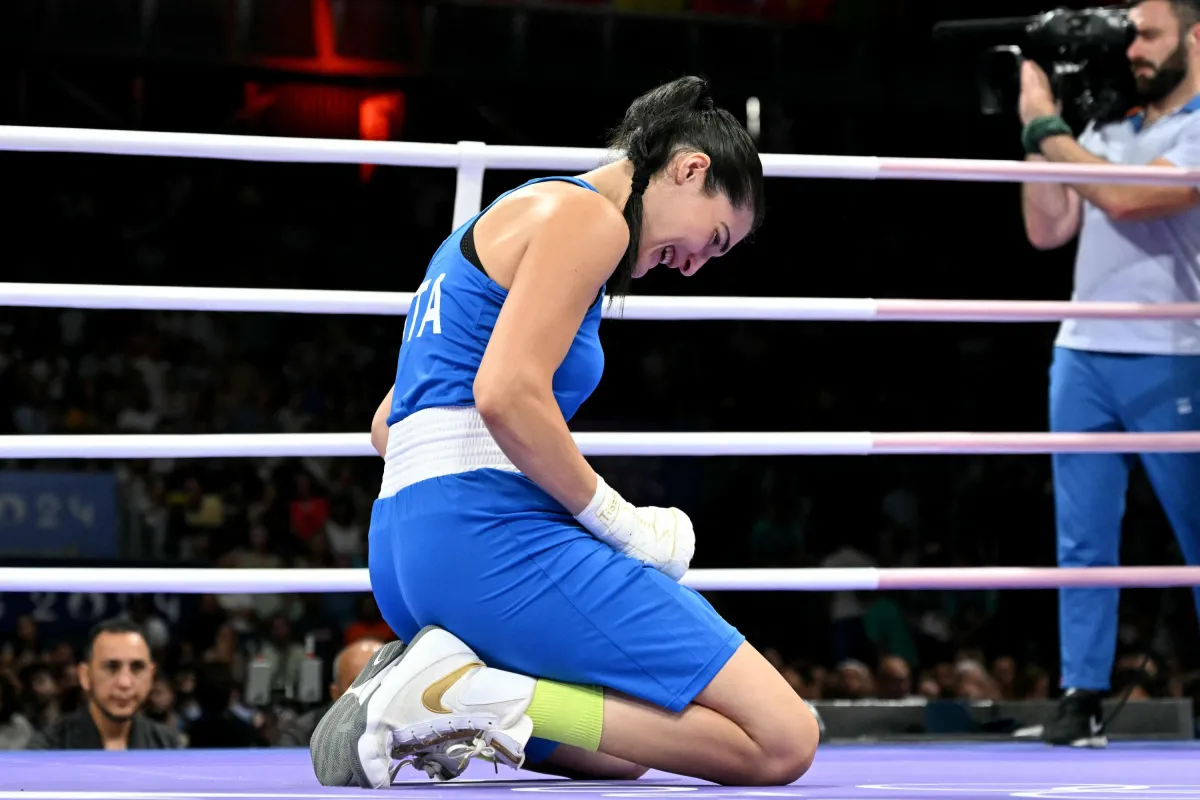 Woman Boxer Abandons Fight in Tears Against Athlete Who Failed Gender ...