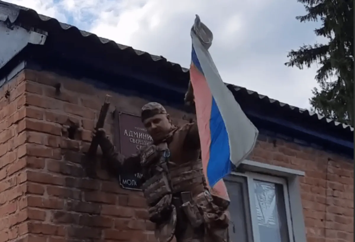 Video Shows Ukrainian Soldiers Ripping Down Russian Flags In Kursk ...