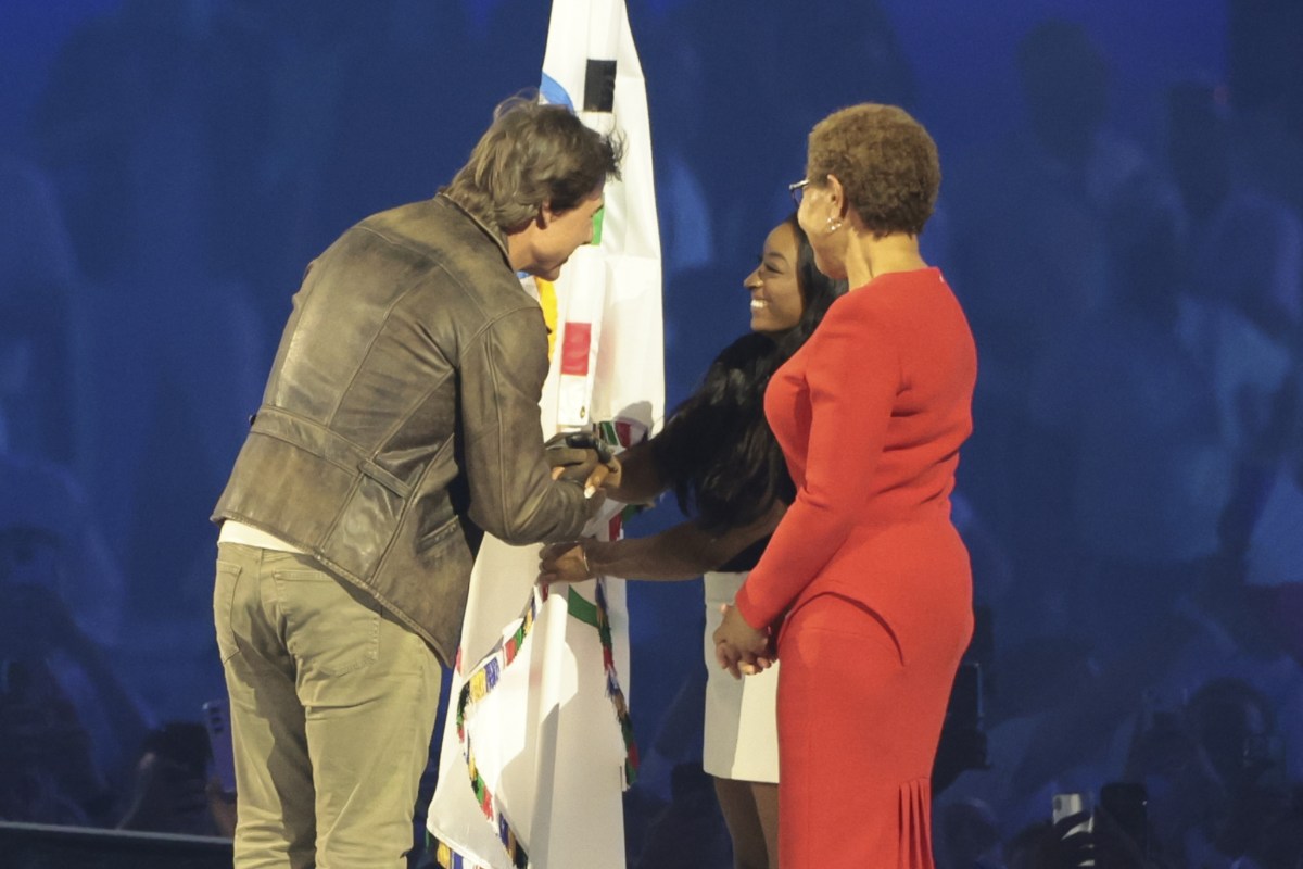 Tom Cruise Shows His Stan Card For Simone Biles - Newsweek