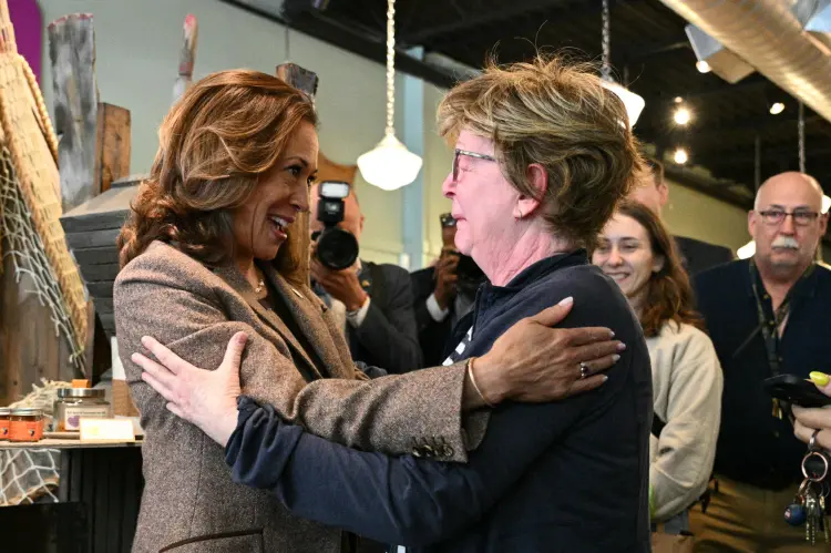 Kamala Harris Video Embracing Crying Woman Goes Viral - Newsweek