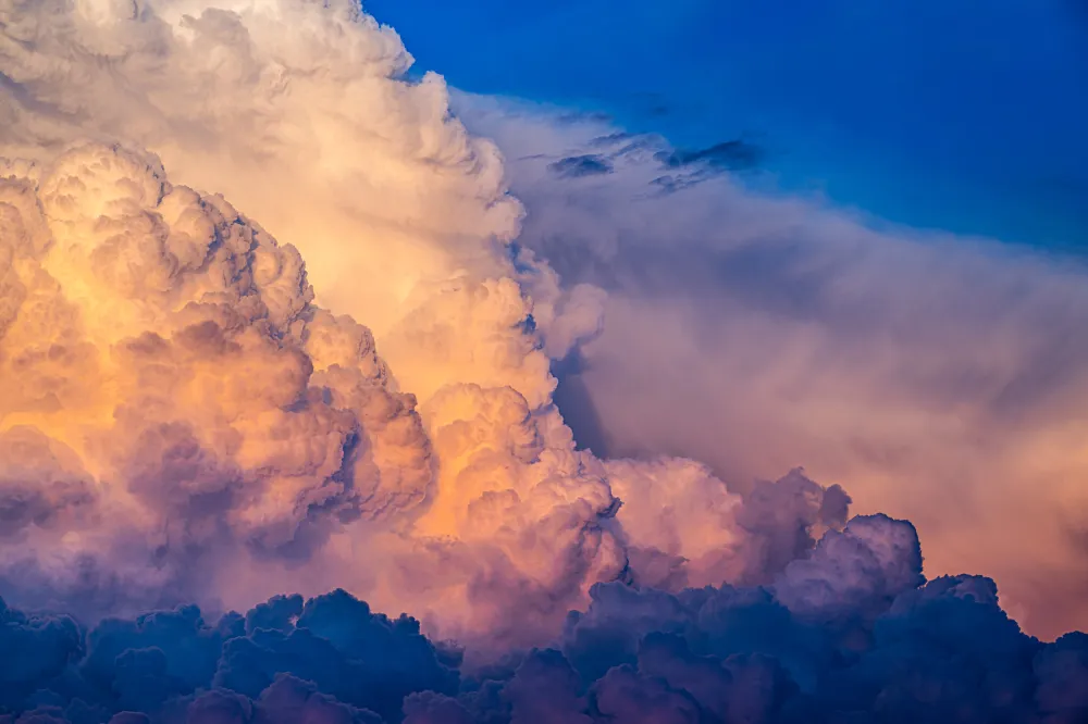Internet Stunned by Unusual Cloud That ‘Just Kept Going’ Across Sky ...