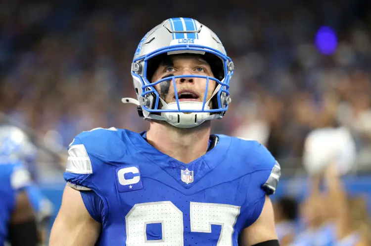 Lions Star Aidan Hutchison Carted Off Field After Scary Injury vs Cowboys - Newsweek