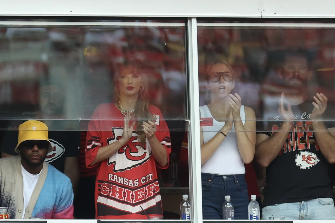 How Taylor Swift Showed Her Team Spirit At Chiefs Game - Newsweek