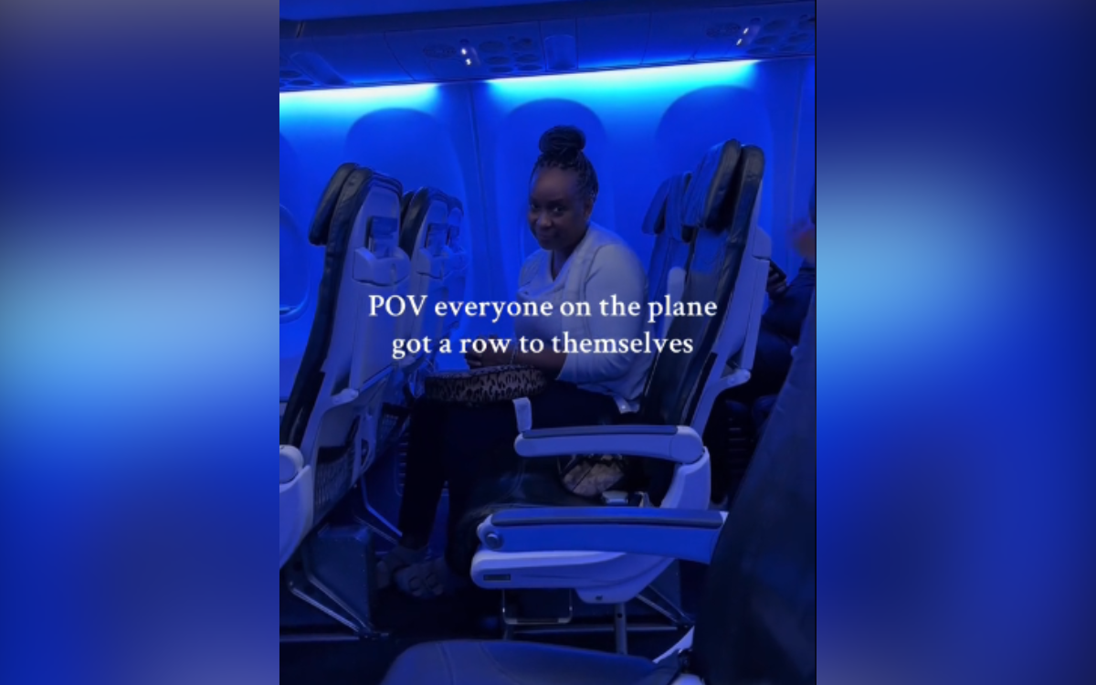Mom and Daughter in Disbelief at What’s in Plane: ‘Favorite Flight ...