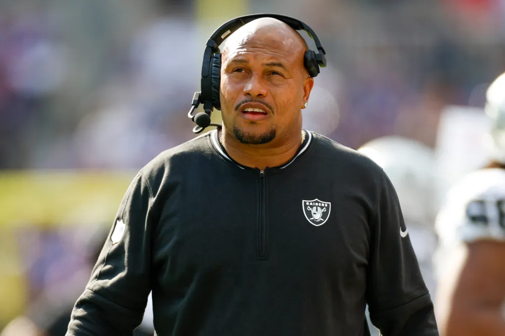 Raiders HC Antonio Pierce Considering Quarterback Change After Brutal ...