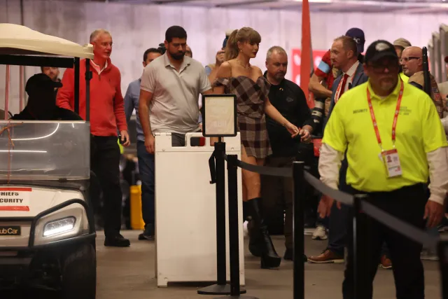Taylor Swift Hits Up Chiefs Game With a Very Special Guest - Newsweek