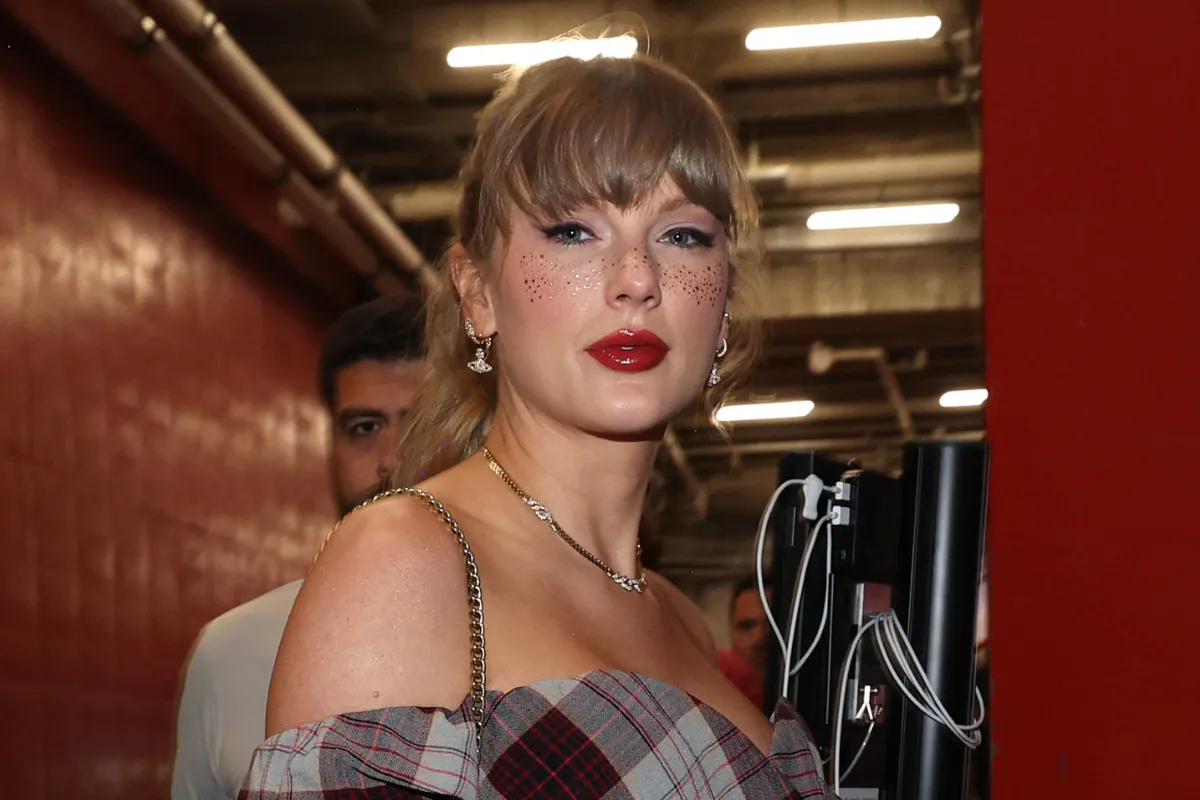 Taylor Swift Glitter Freckles Co-Founder Cries Over News in Viral Video ...