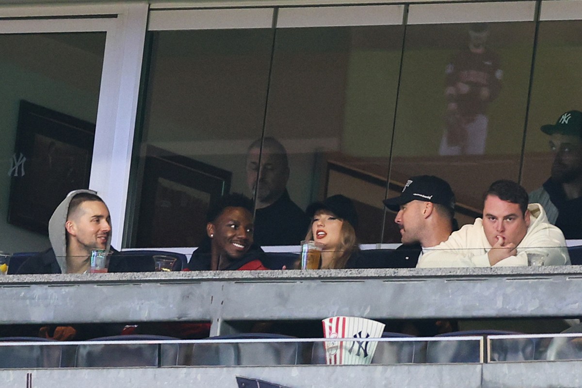 Taylor Swift and Travis Kelce Packed on PDA at Yankees Game - Newsweek