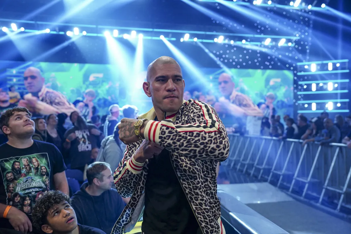 UFC Champion Alex Pereira Joins Roman Reigns at WWE SmackDown - Newsweek