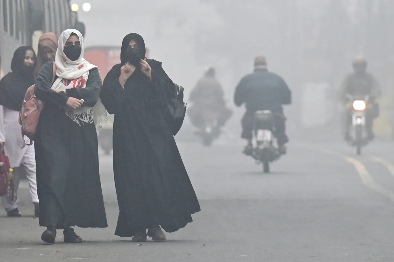 Pakistan Cities Declare Health Emergency as Smog Blankets Region - Newsweek