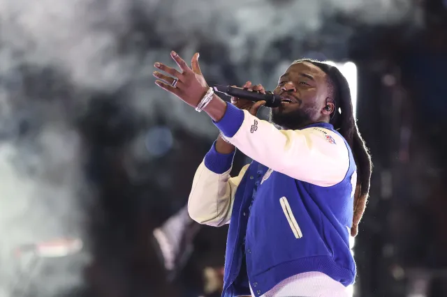 NFL Fans Joke Shaboozey Half-Time Show ‘on Field Longer Than Bears ...