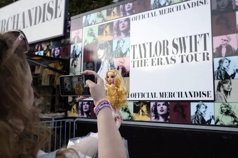 Taylor Swift Eras Tour: Fans Have Moment of Silence for Warsaw Uprising ...